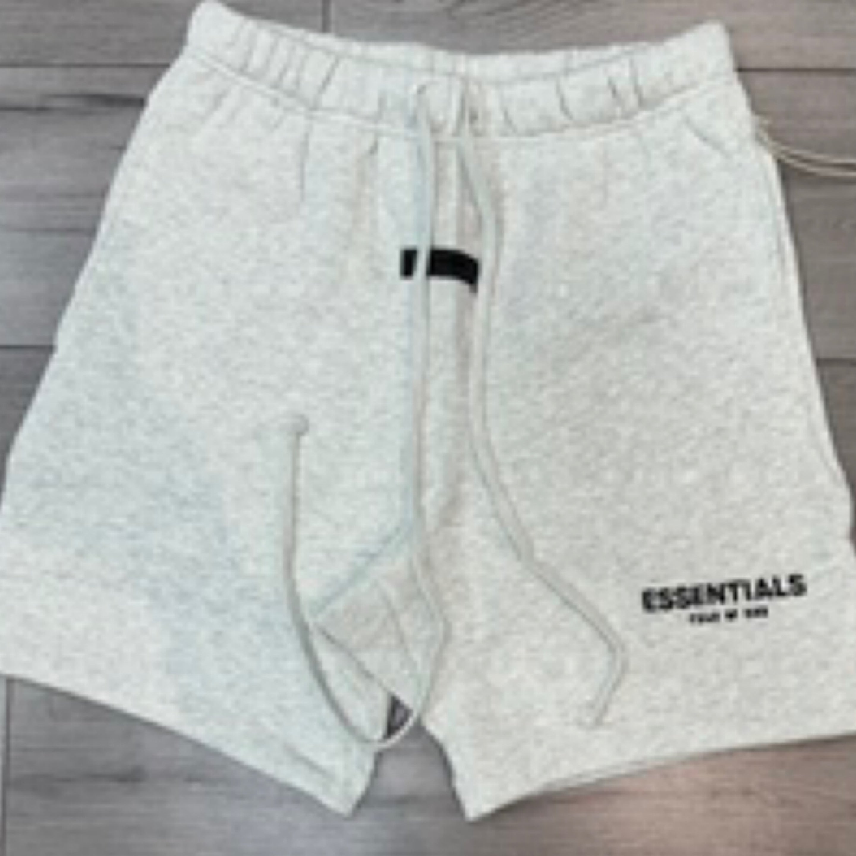 Essentials 2022 Light oat Short | DEMANDED Streetwear